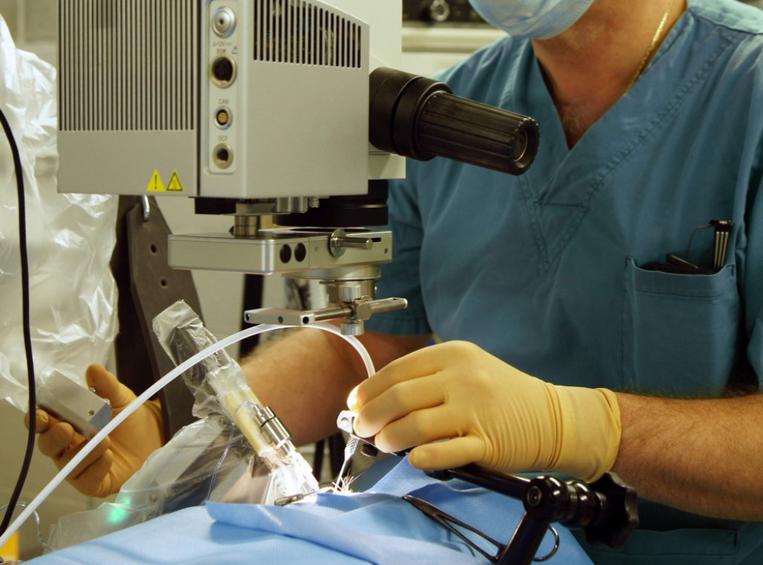 Η πρώτη ρομποτική επέμβαση στο εσωτερικό του ματιού | MyHealth